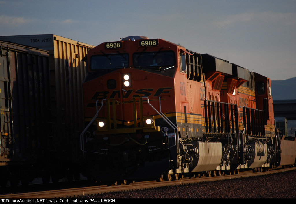 BNSF 6908 with BNSF 6861 head west pulling a Bare Table train.